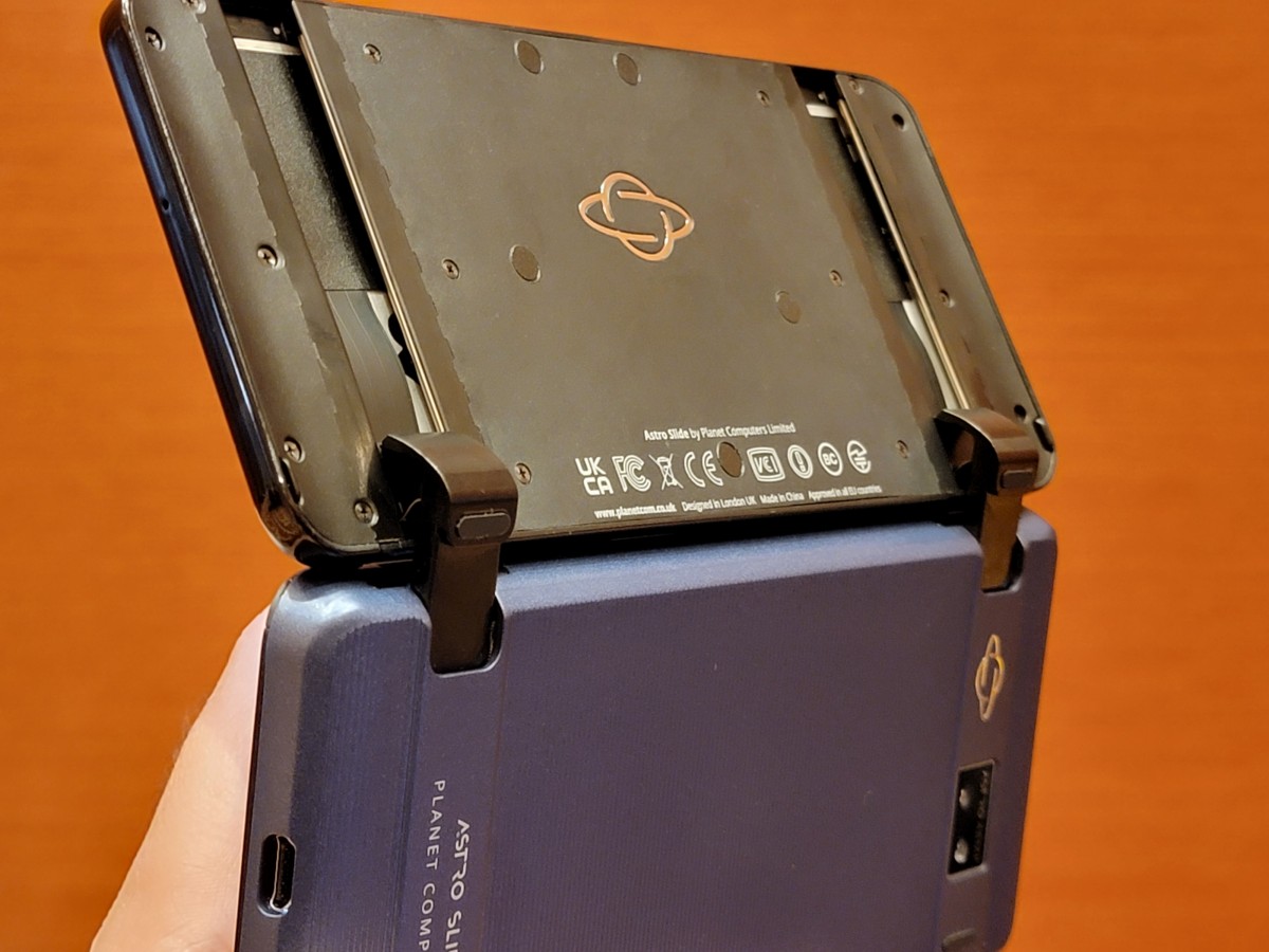 Kızaklı telefonları özleyenlere: Planet Astro Slide 5G tanıtıldı - SDN