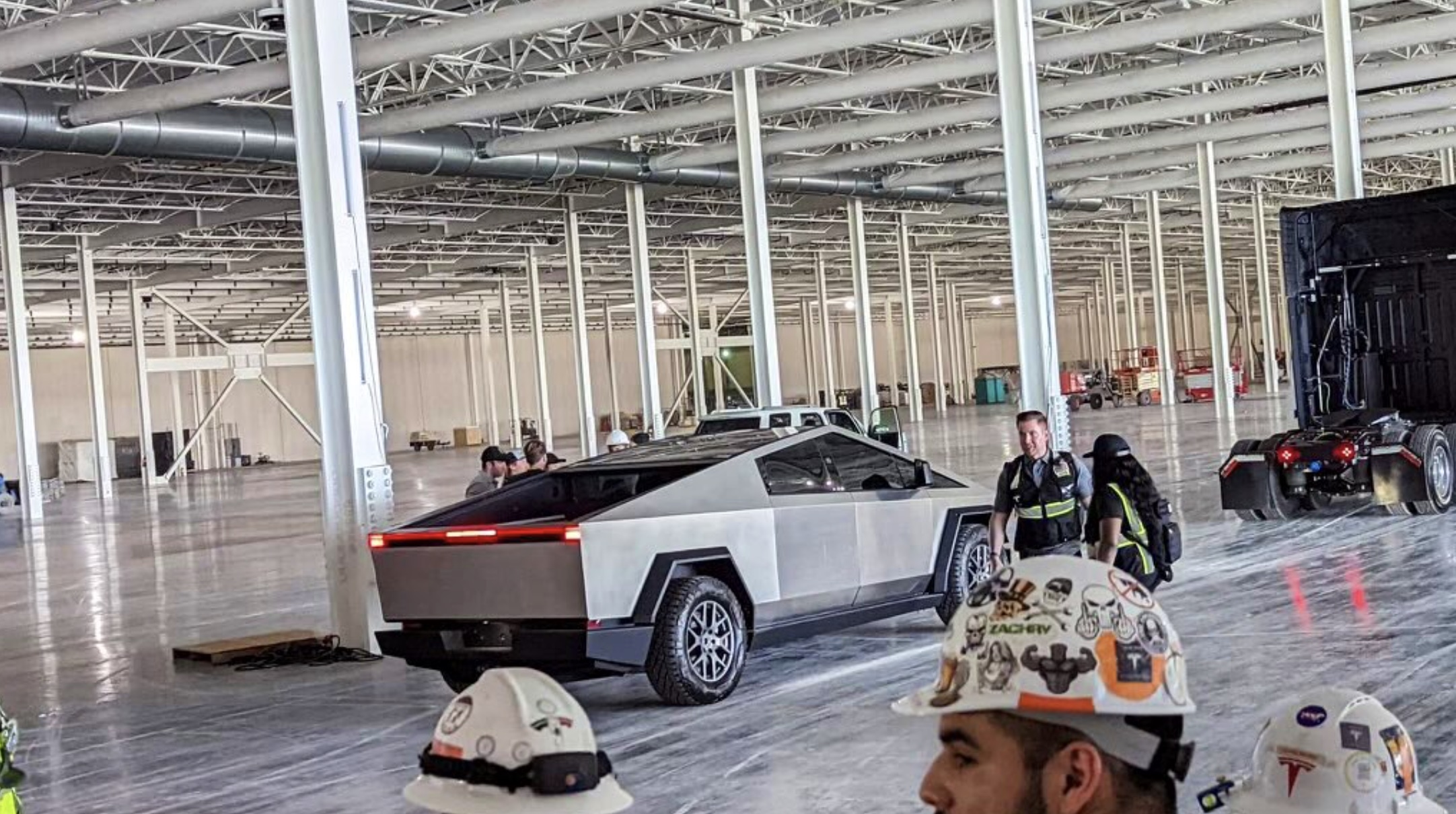 Tesla, Cybertruck üretim tarihi için müjde verdi - ShiftDelete.Net