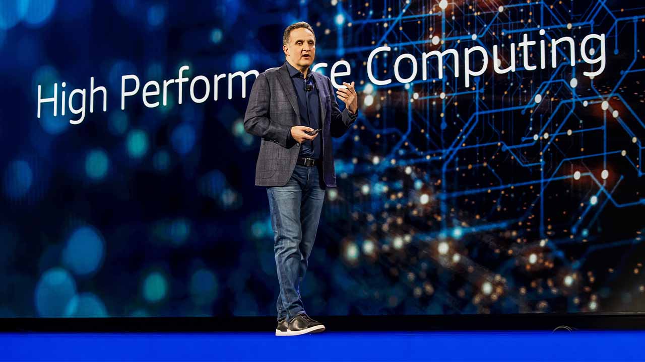 AWS CEO'su Adam Selipsky, şirketin yeni teknoloji ve servislerini ...