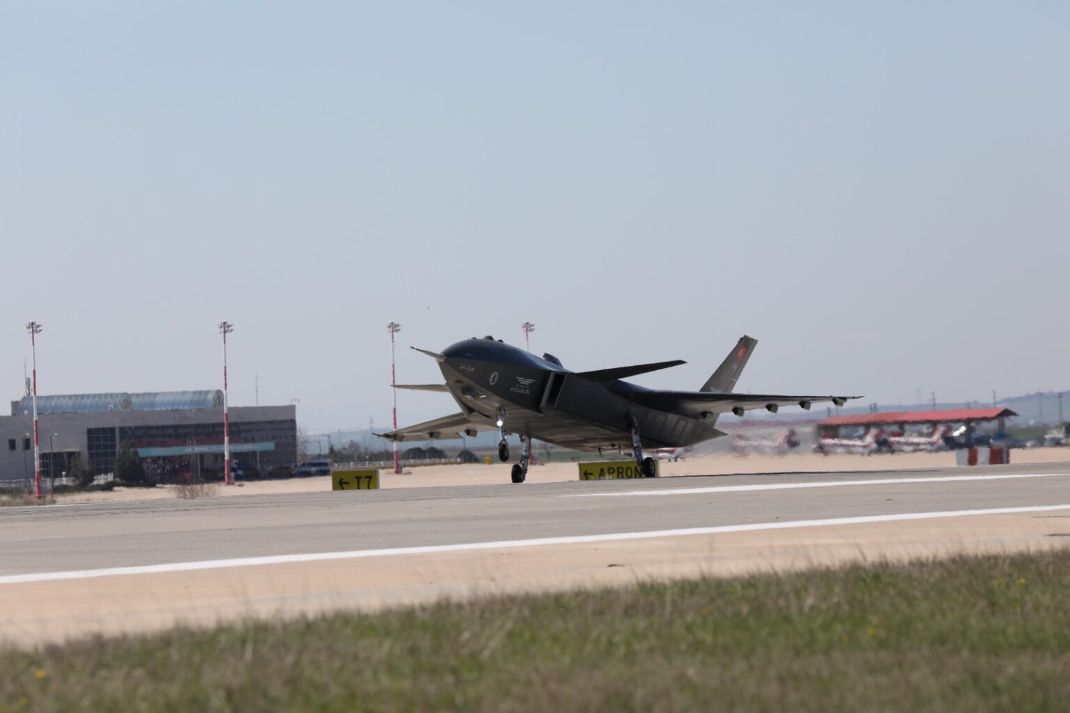 Bayraktar Kızılelma orta irtifa sistem tanımlama testini başarıyla ...