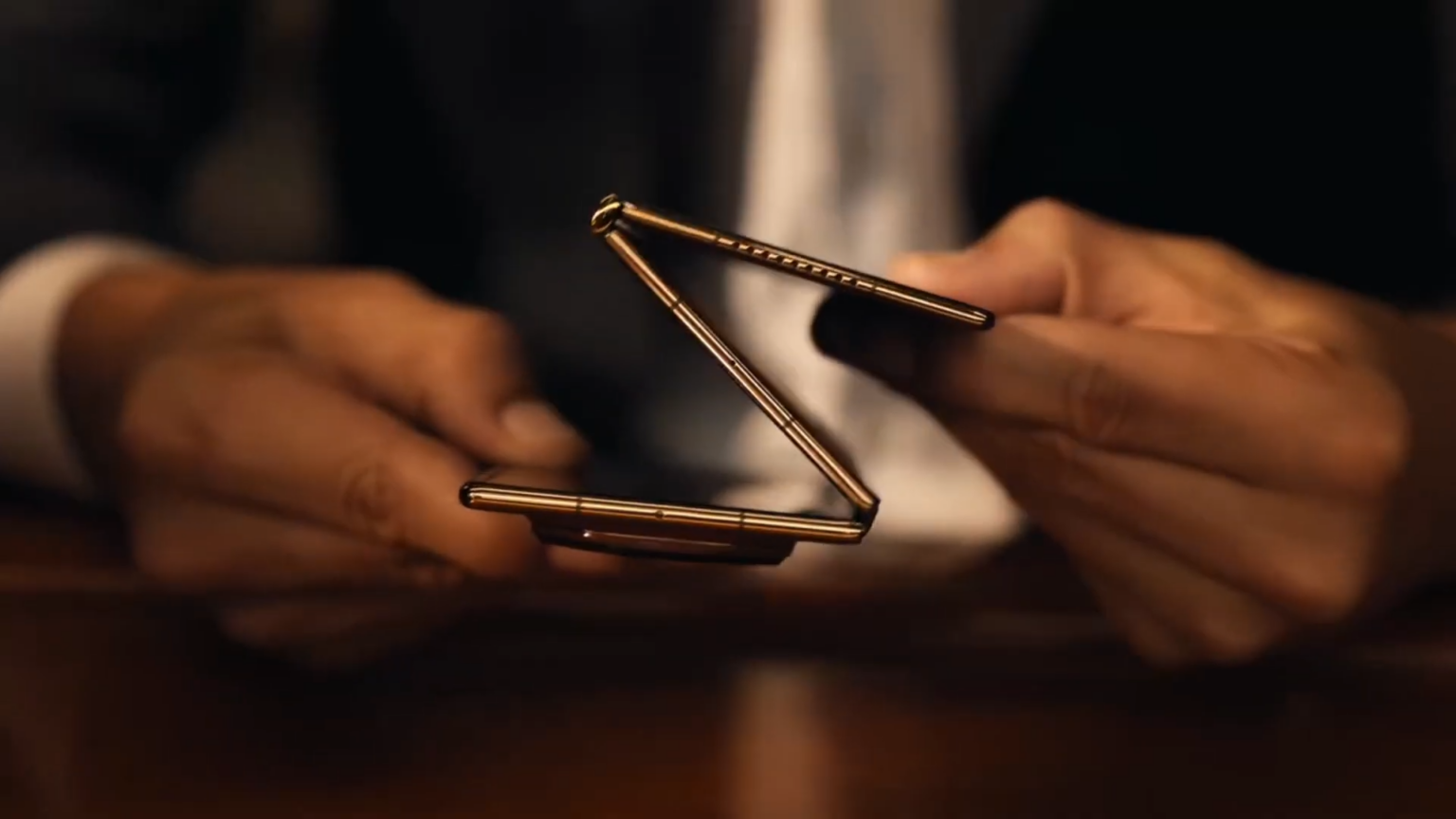 İki iPhone 16 Pro Max fiyatına: İşte İlk üçe katlanır telefon Huawei ...