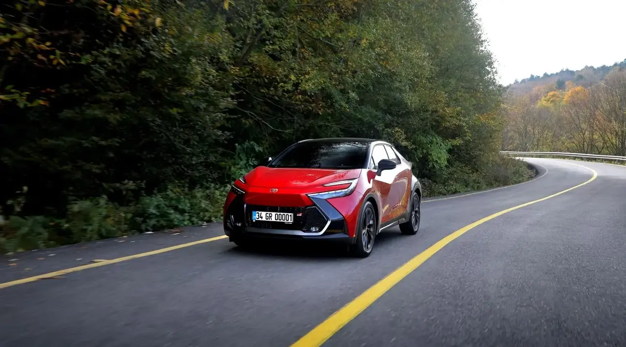 Yeni Toyota C-HR Hybrid GR SPORT Türkiye'de - ShiftDelete.Net